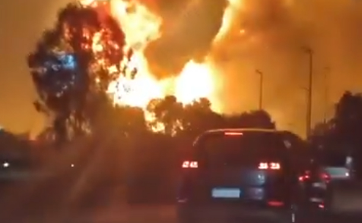 Impresionante explosión e incendio en una fábrica del parque industrial ...