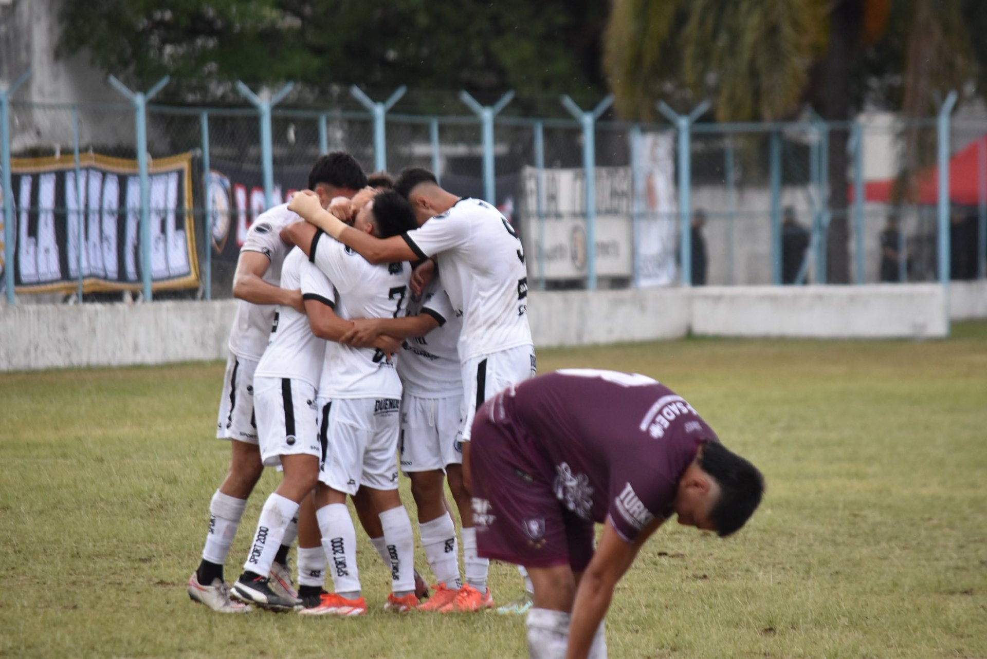 Zapla pegó fuerte en la ida y tomó ventaja ante Deportivo Luján - Somos ...